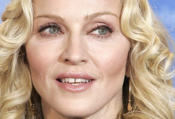 20 Awesome Women With A Gap Between Their Front Teeth - The Frisky