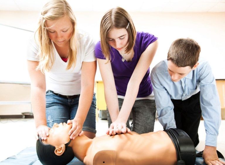 8 Reasons Why Everyone Should Learn CPR - The Frisky