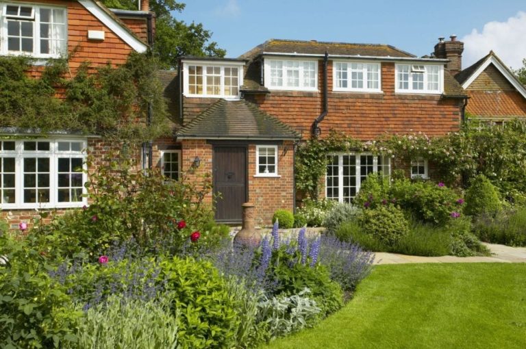 A Tidy Yard is a Reflection of The House - The Frisky