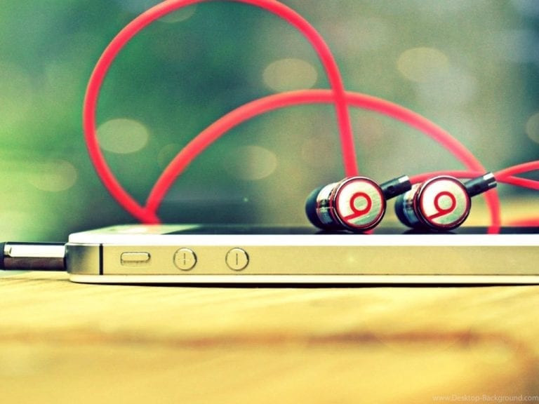 10 Popular Celebrities Who Love Apple iPhone - The Frisky