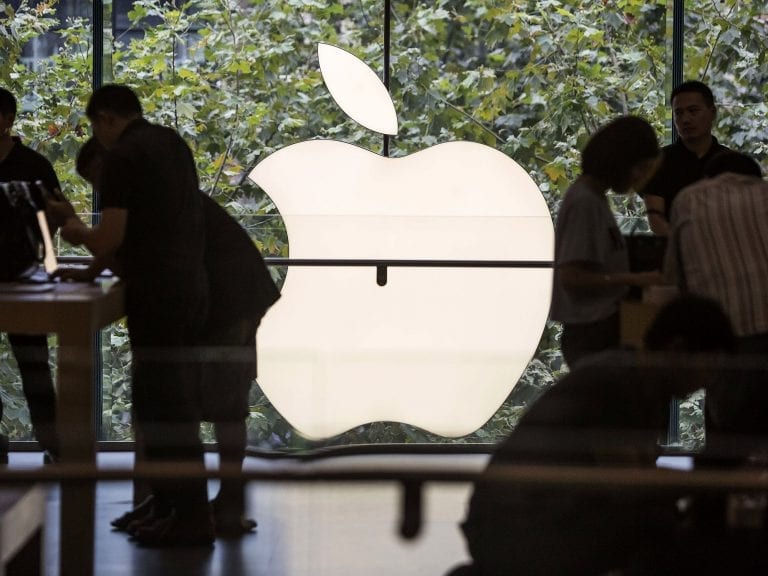 10 Popular Celebrities Who Love Apple iPhone - The Frisky