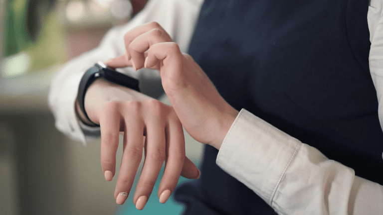 What Is A Smartwatch And How Does It Work? - The Frisky