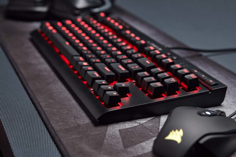 All Tech Geeks Need To Have These 5 Gadgets - The Frisky