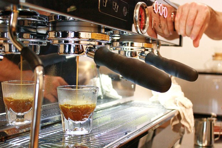 50 Things Your Barista Really Wants You To Know - The Frisky