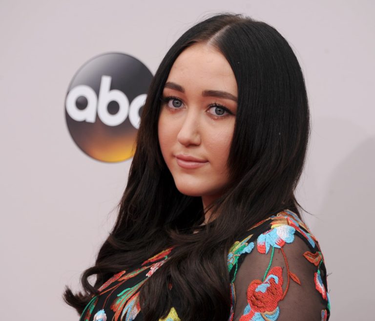 Noah Cyrus Bio, Life, Career, Net Worth 2024 - The Frisky