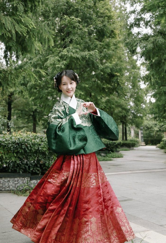 Here Are Some of the Most Beautiful Chinese Dresses - The Frisky