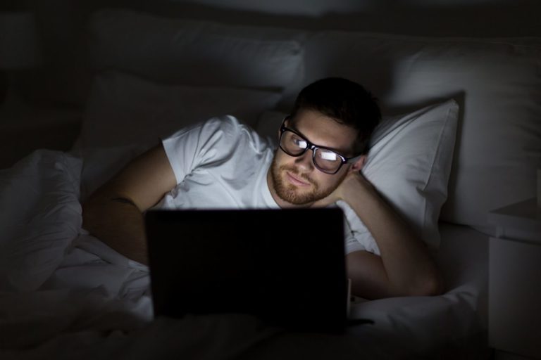 How Screen Time Is Affecting Your Sleep - The Frisky