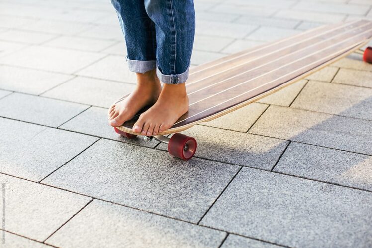 5 Best Tips on How to Stand on a Longboard - The Frisky