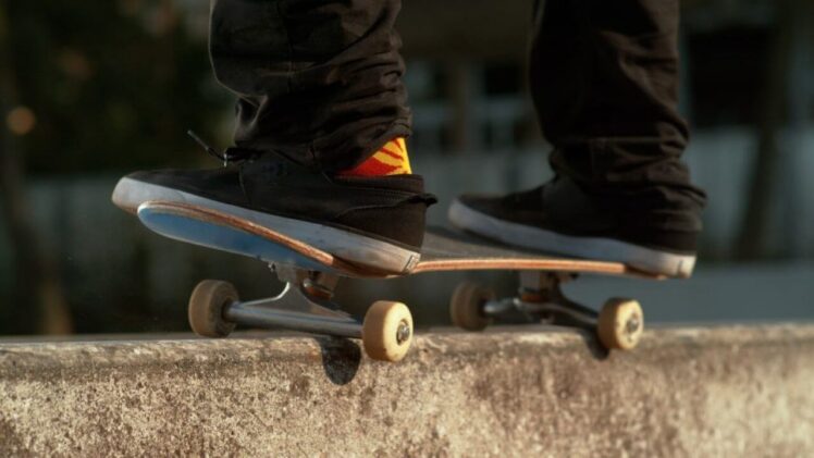 5 Best Tips on How to Stand on a Longboard - The Frisky