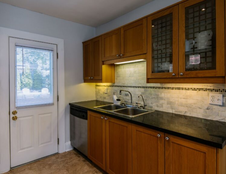 8 Signs that Your Kitchen is in Serious Need of an Update - The Frisky