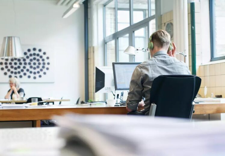 7 Benefits of Listening to Music On Your Workplace - The Frisky