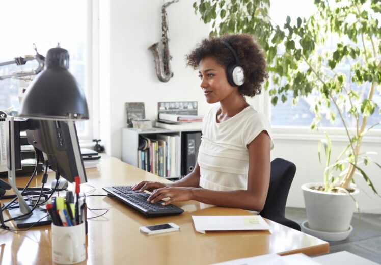7 Benefits of Listening to Music On Your Workplace - The Frisky