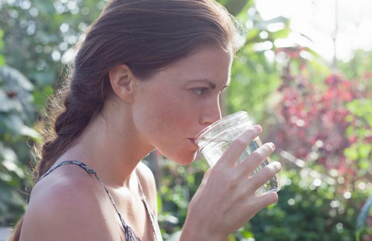 8 Health Benefits of Drinking Seltzer Water - The Frisky