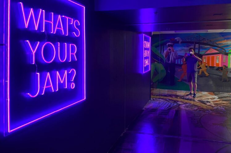 Myths And Facts Of Neon Signs - The Frisky