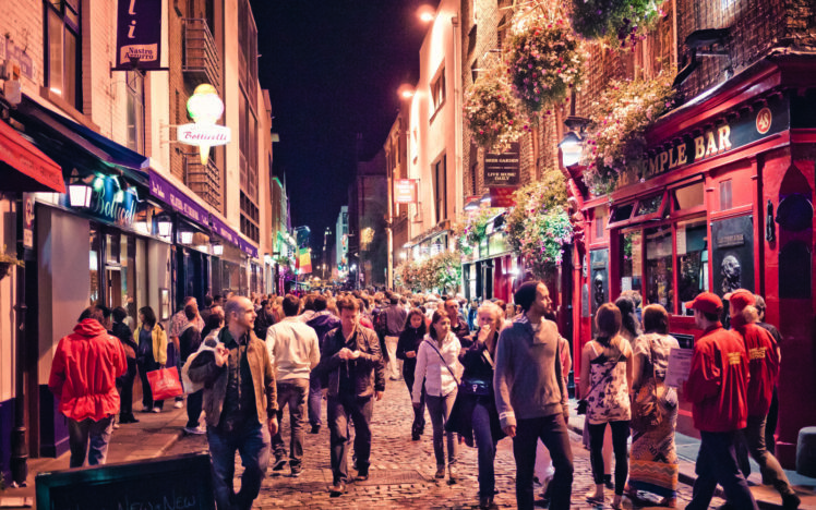 Tips for Picking the Perfect Date for a Night Out - The Frisky