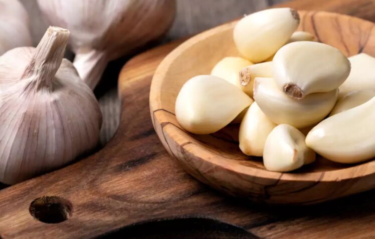 What's The Difference Between American and Chinese Garlic? - The Frisky