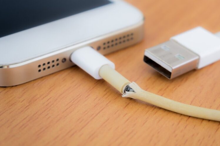 5 Warning Signs You Need a New Phone Charger - The Frisky