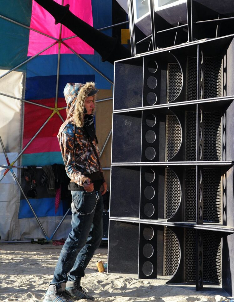 How to Set Up a Stage Sound System - 2024 Guide - The Frisky