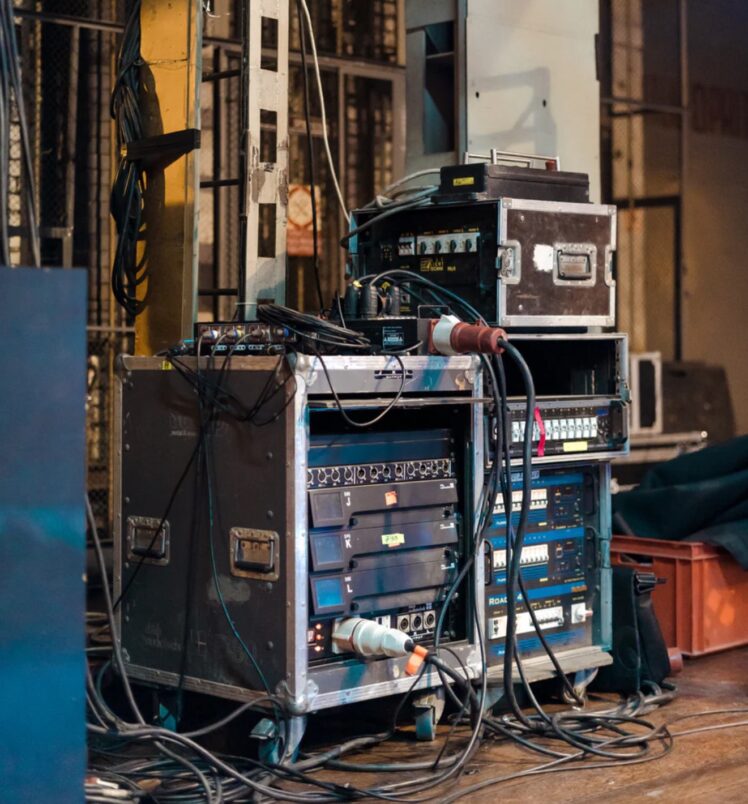How to Set Up a Stage Sound System - 2024 Guide - The Frisky