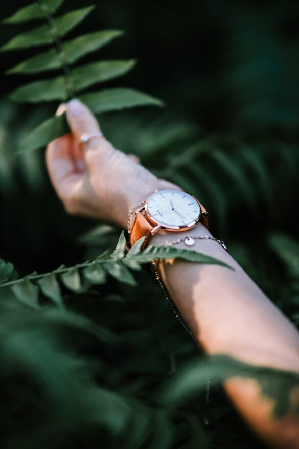 5 Rules For Your Wrist: How to Wear Wrist Watches? - The Frisky