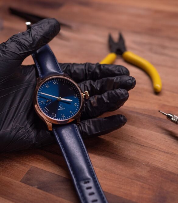 5 Rules For Your Wrist: How to Wear Wrist Watches? - The Frisky