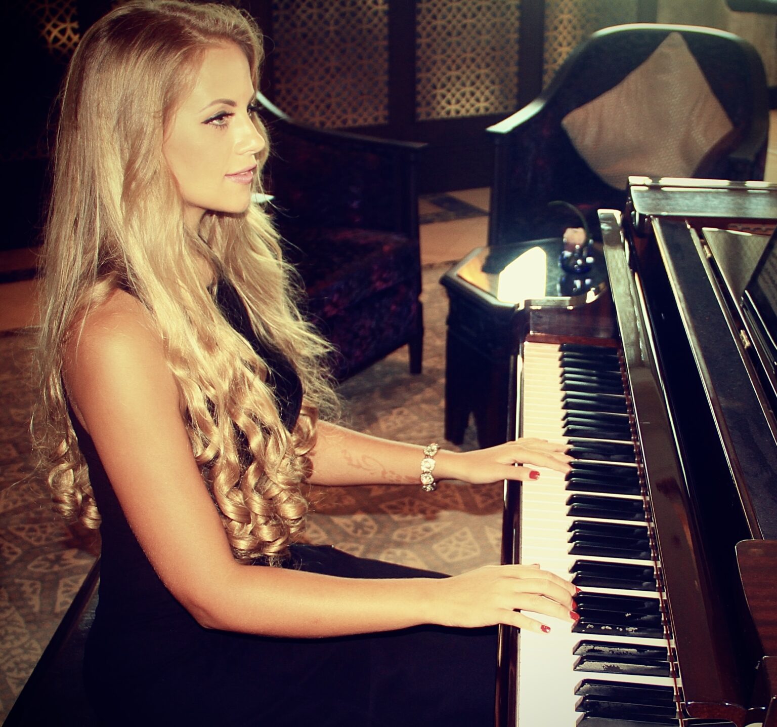 Anna Demis– The Ukrainian Pianist Soundtracking Thousands Of Magical ...