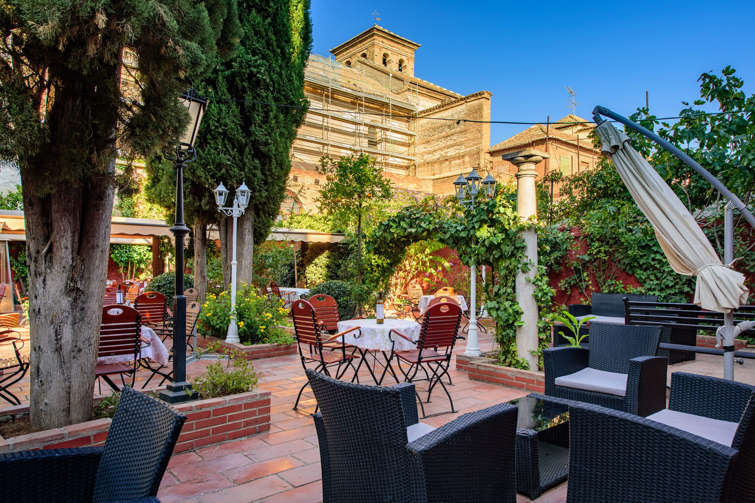 Art and Culture: Flamenco Show at the Jardines De Zoraya in Granada ...