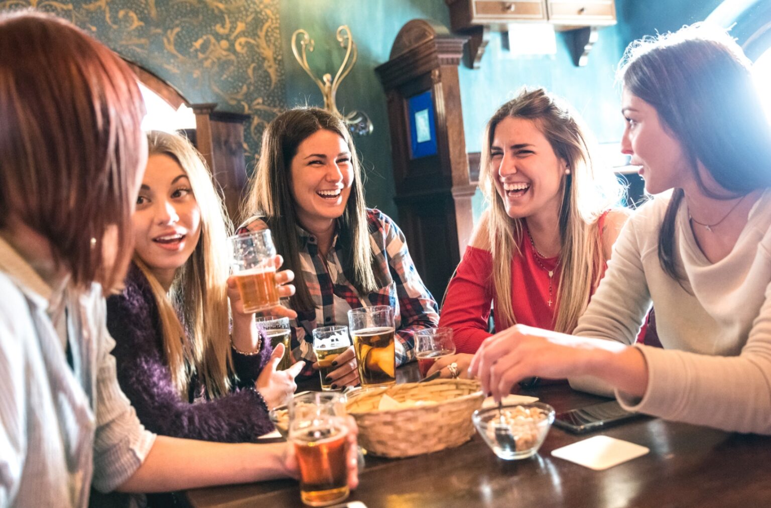 London Pub Crawl 2024: Your Ultimate Guide to a Night Out in the City ...